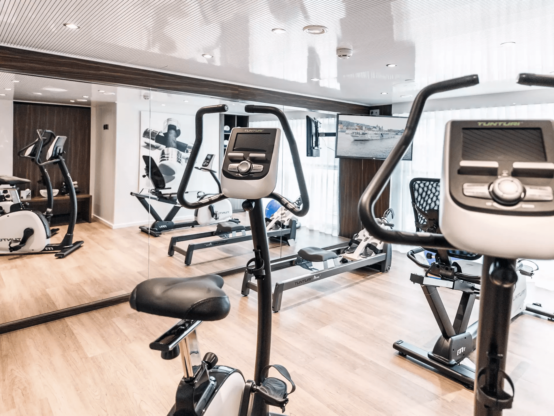 AMADEUS Queen - Travel for Travellers by GLP Worldwide - Revision